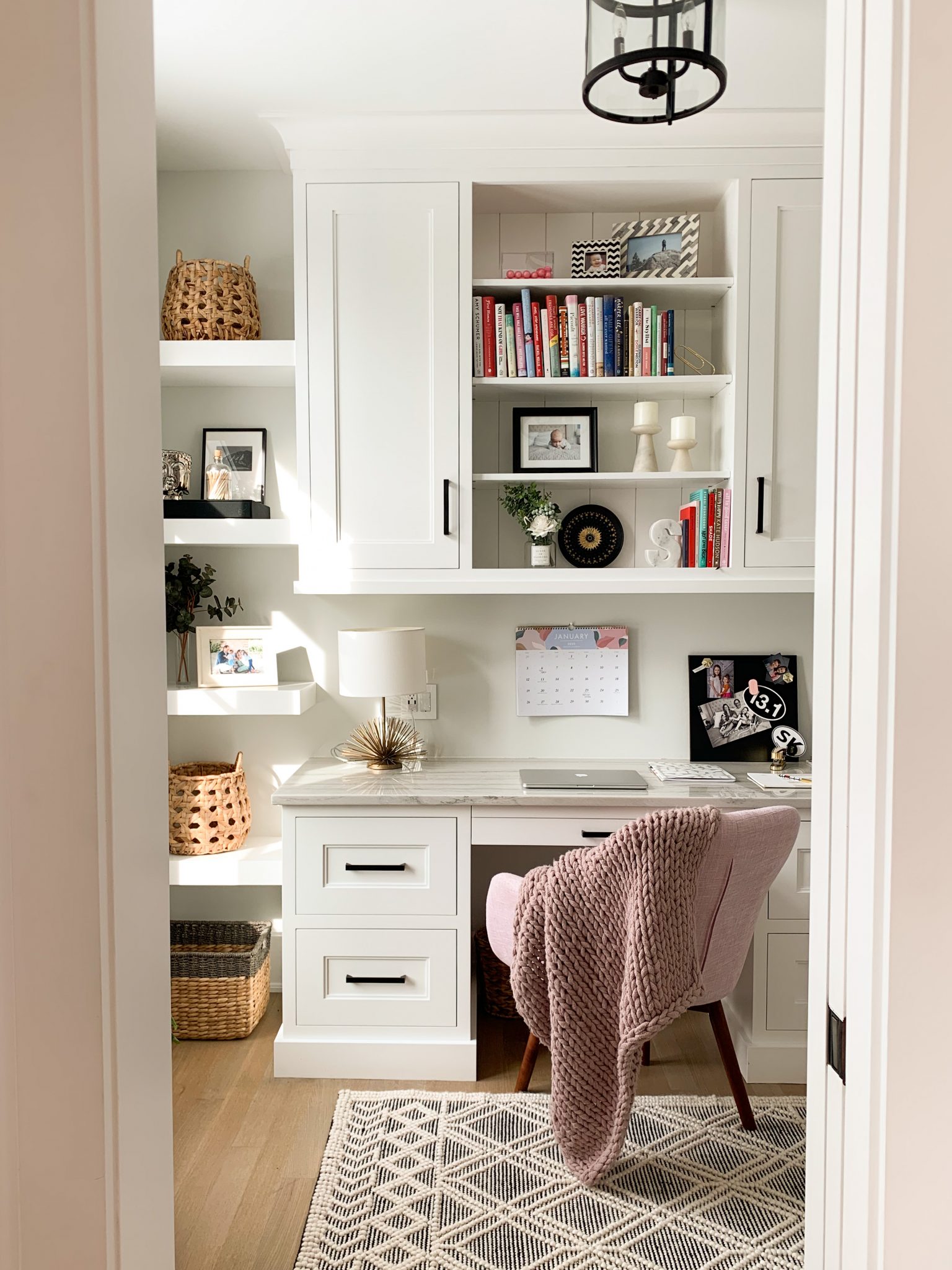 20 Chic and Inspiring Built-in Desk Ideas